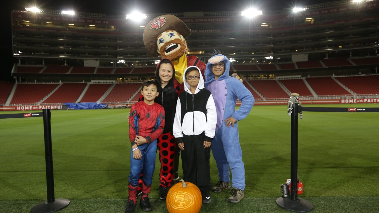 Photos: 49ers Kids Club Halloween Skills & Drills