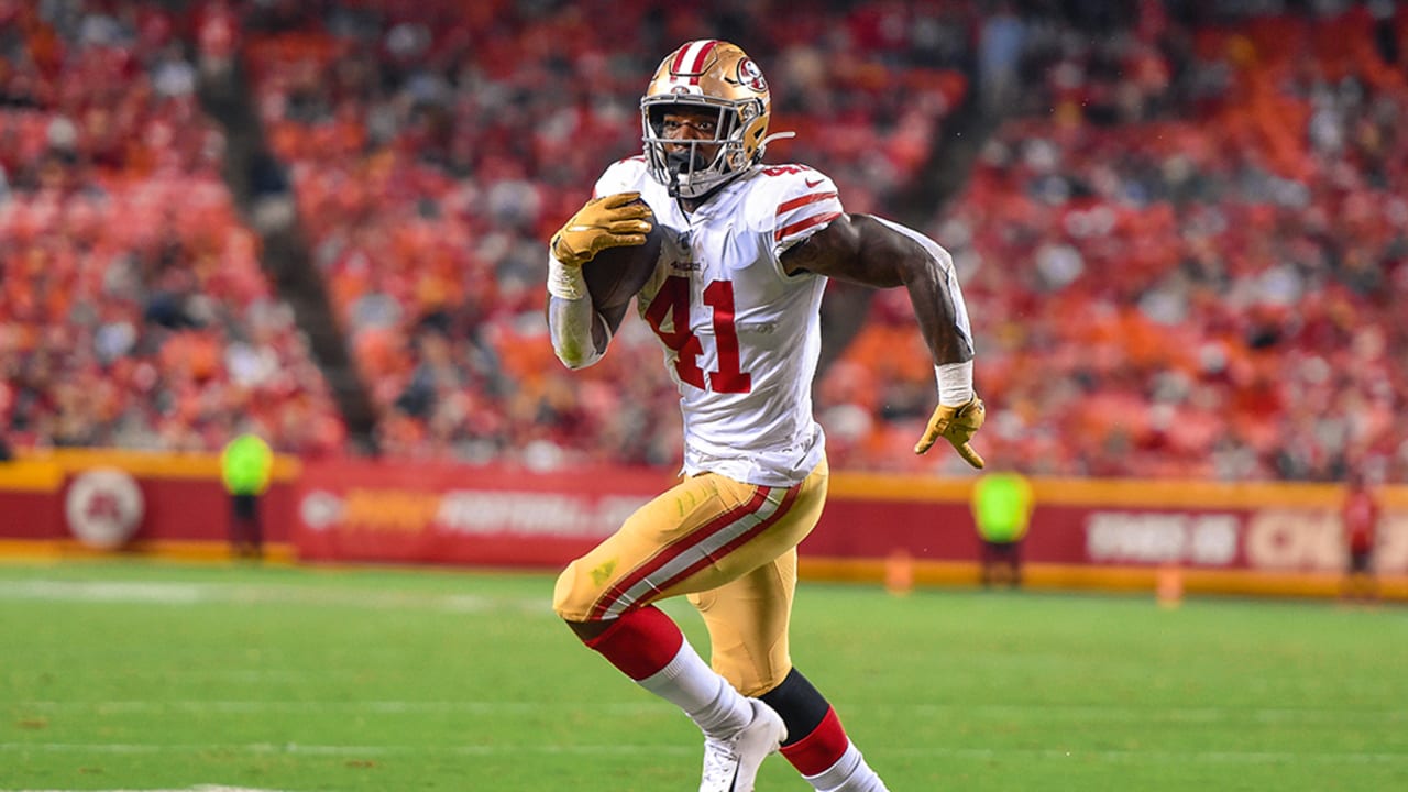 Jeff Wilson Jr. Bounces Outside for a 49ers Touchdown