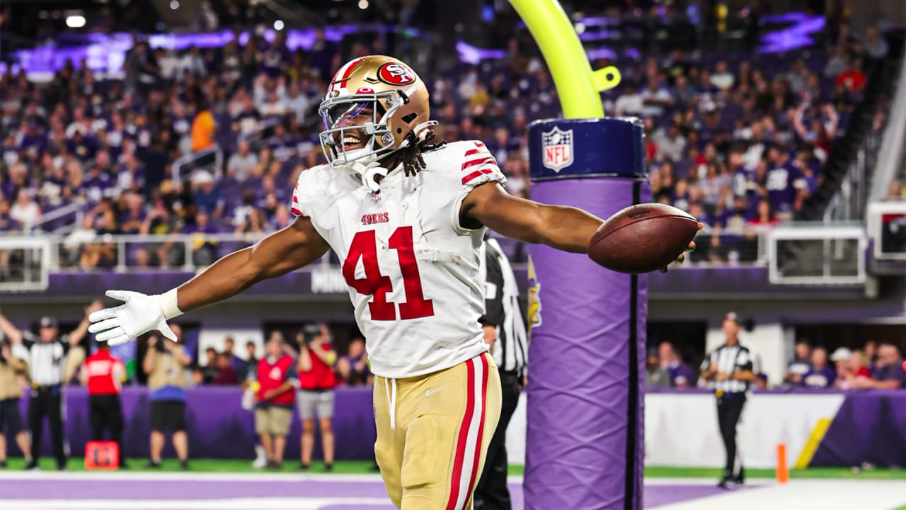 Jordan Mason Runs Through Vikings Defense for a 17-Yard Pickup