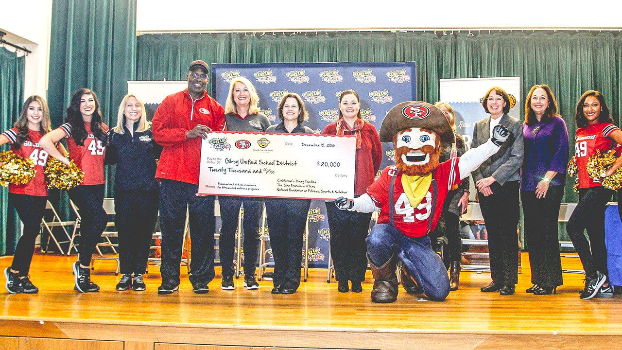 49ers Present Hometown Grant to Middle School