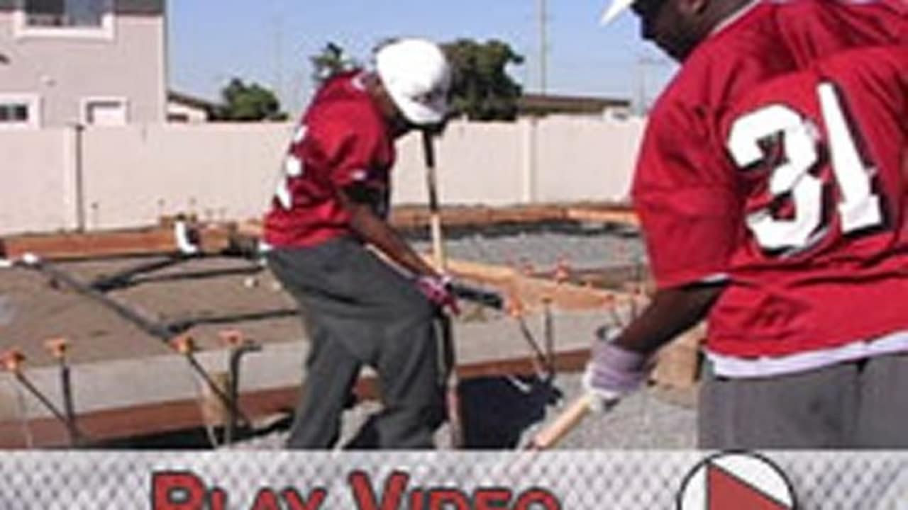 49ers Pitch In to Build Homes
