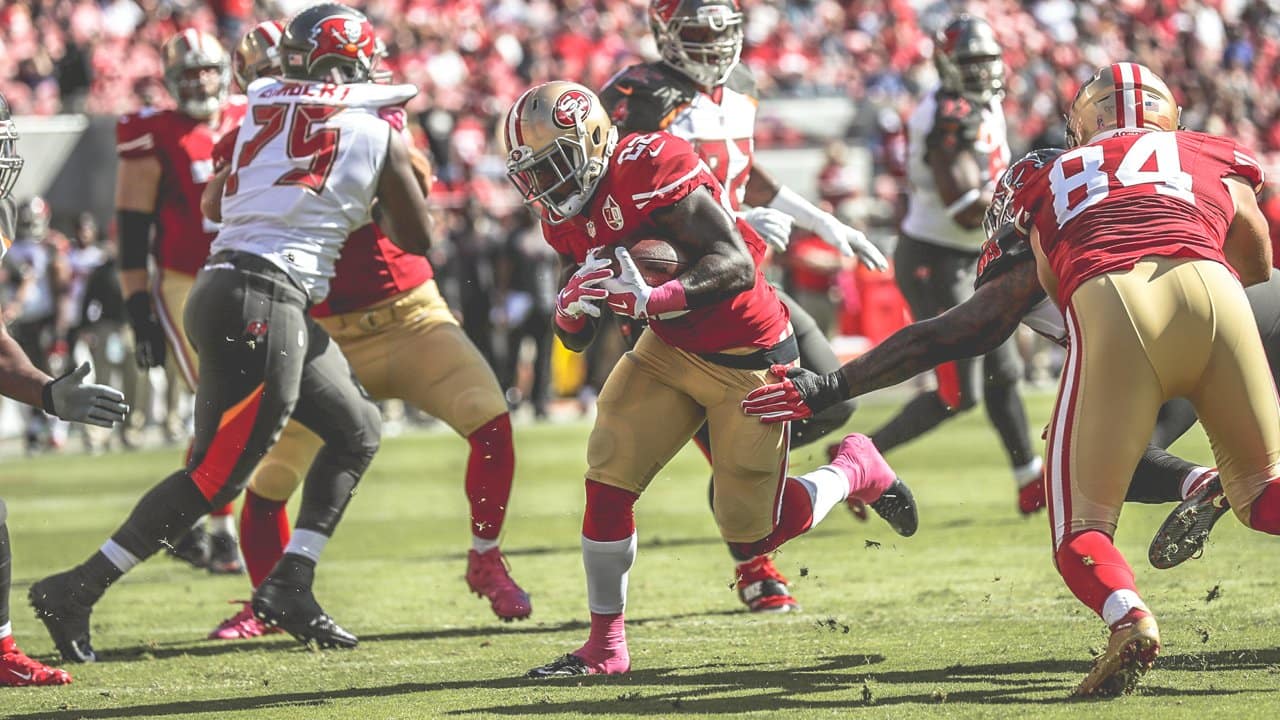 Mike Davis Runs in for the 4-yard Touchdown