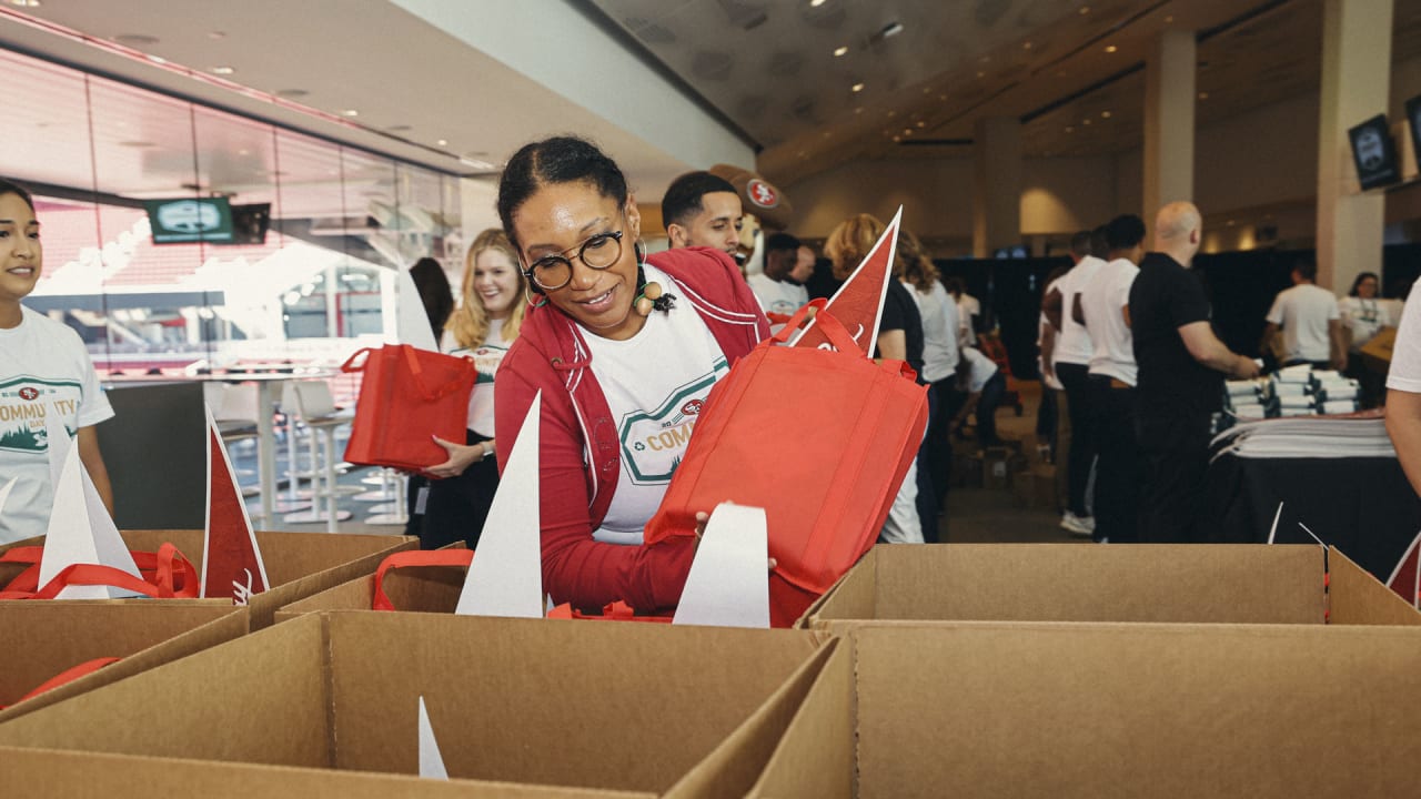 49ers Front Office Staff Assemble Eco-Friendly Cleaning Kits