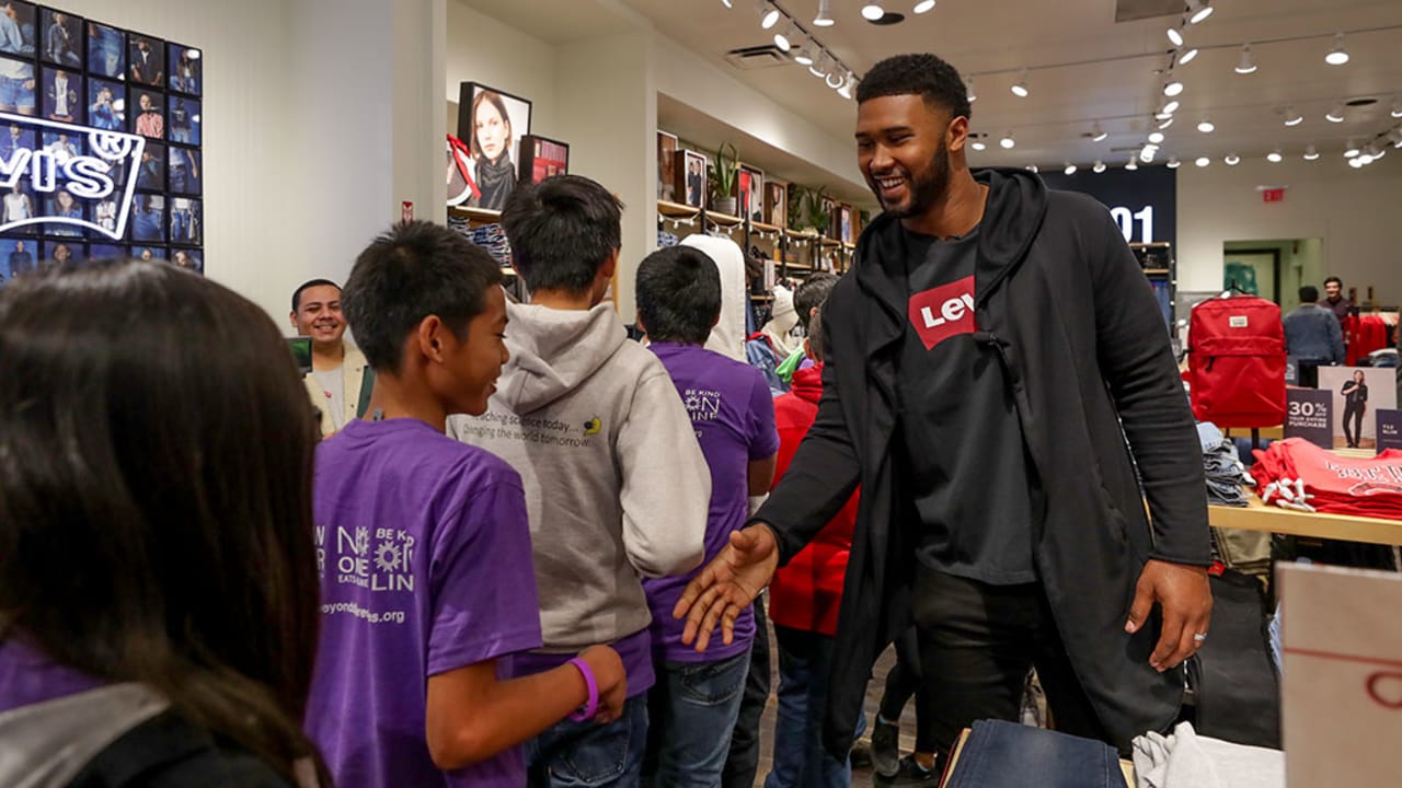 DeForest Buckner and Levi's® Bring Holiday Cheer to Local Student Leaders
