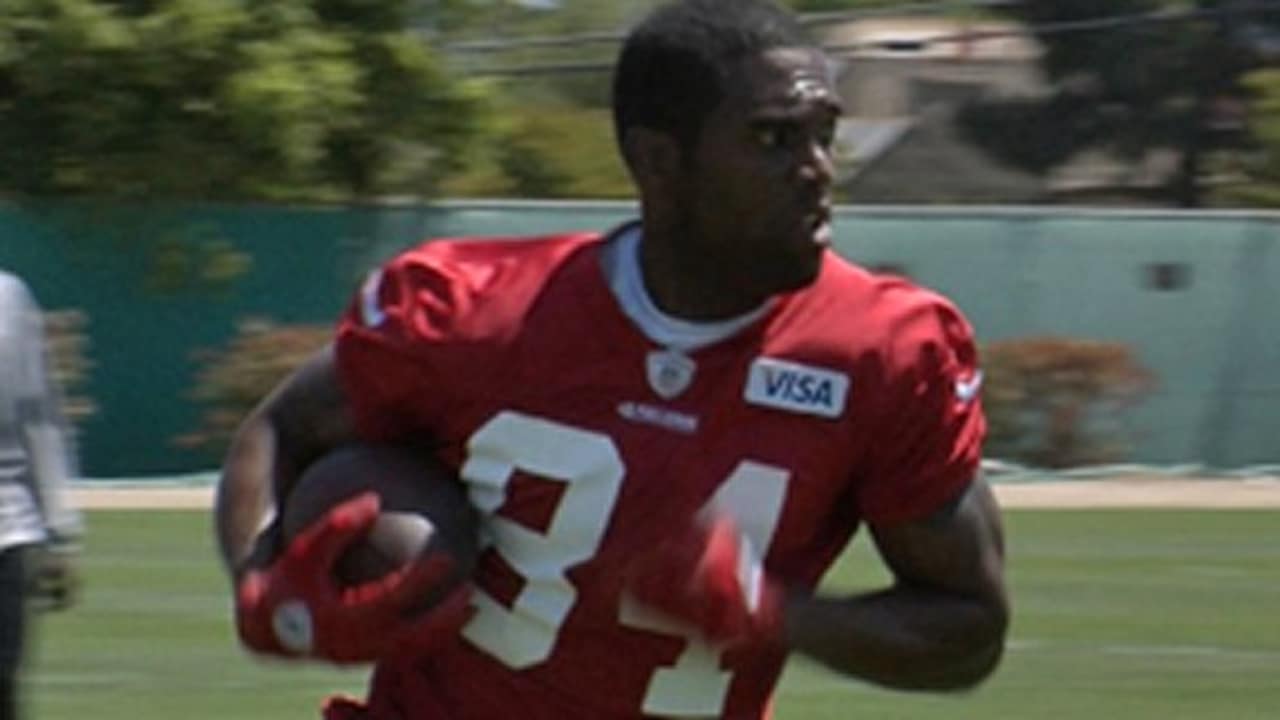Moss Joins 49ers for First Day of Football School