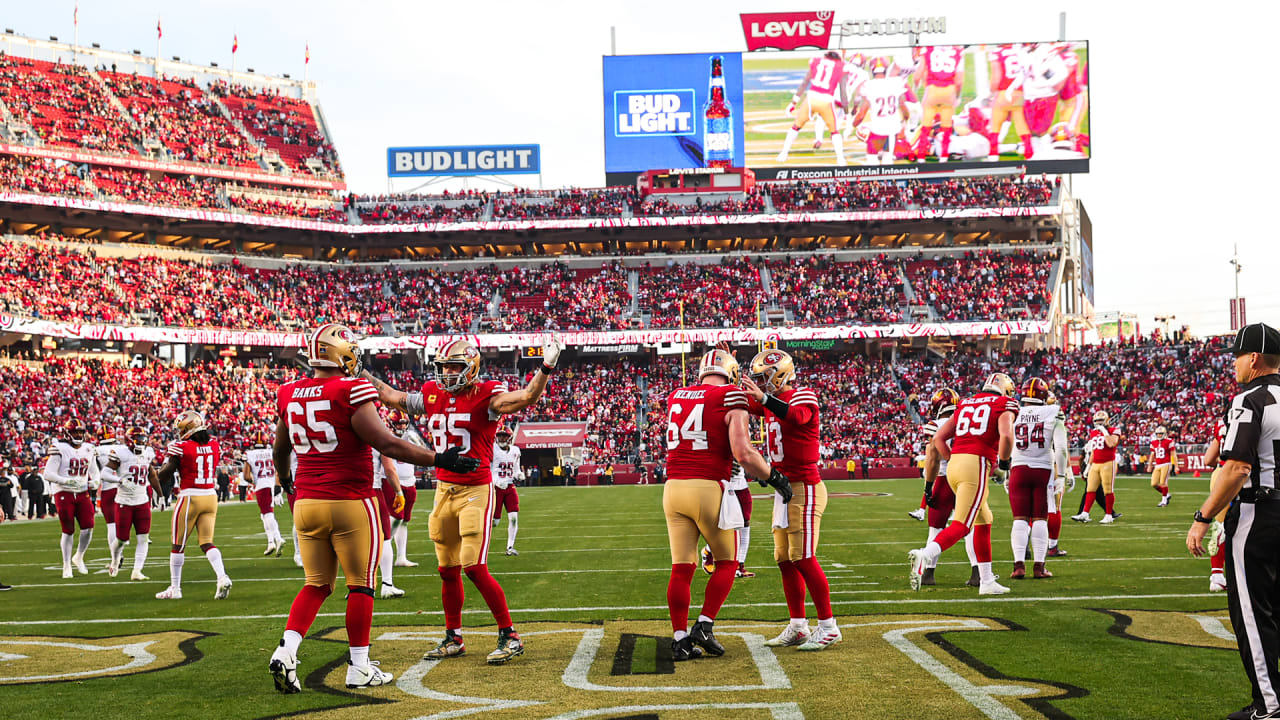 Los 49ers Vencen a los Commanders 37-20 para dar un Regalo Navideño