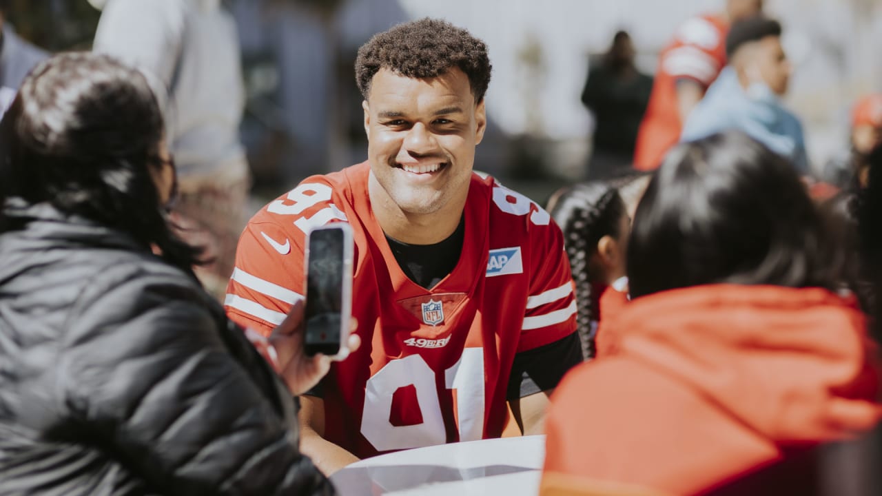 Arik Armstead and Teammates Visit Afterschool Program at Mercy Housing
