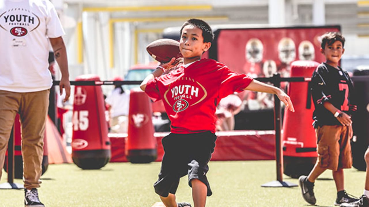 49ers Kids Club Take Part in Back to Football Block Party