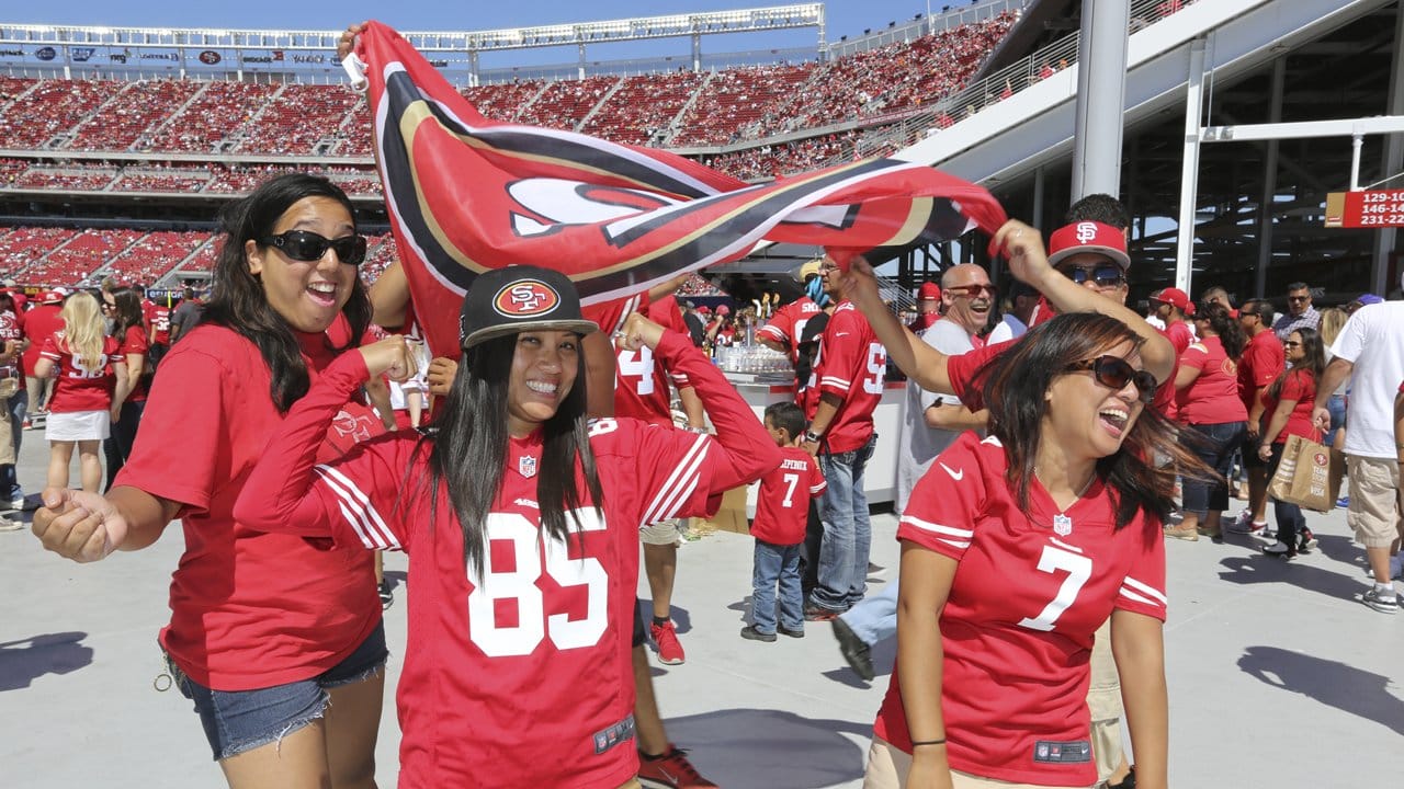 Fans Experience First 49ers Game at New Stadium