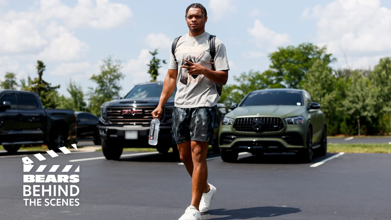 QBs, rookies report to Halas Hall | Behind the Scenes