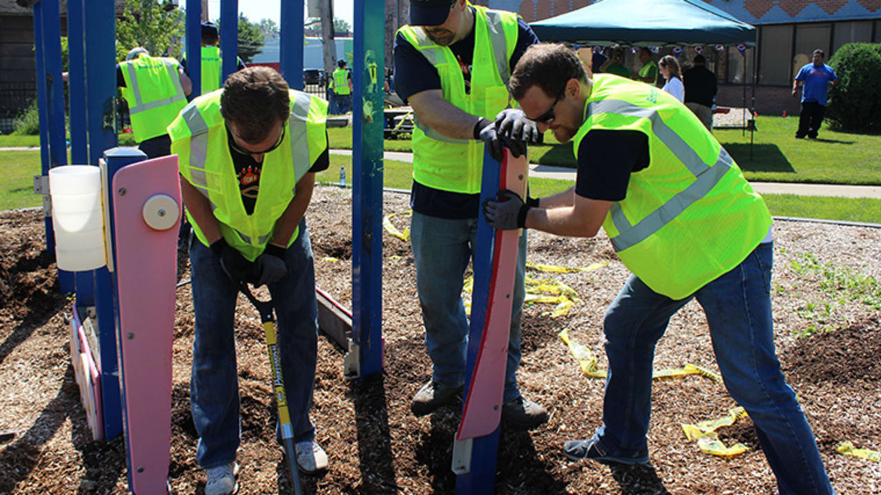 Bears, PNC staff help Paws for a Cause