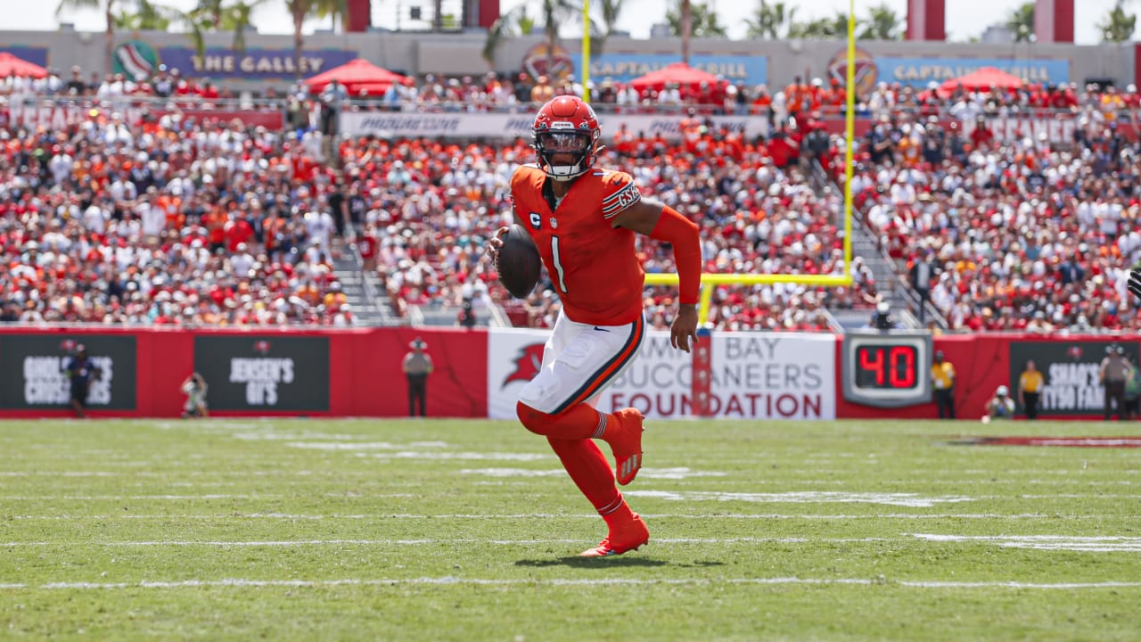 Justin Fields coasts into end zone for 1-yard TD run
