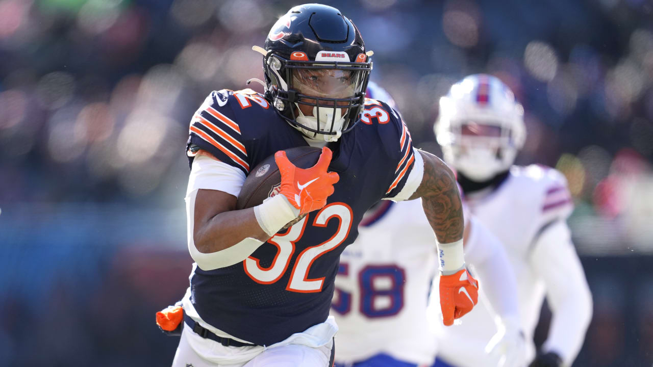 David Montgomery runs for 28 yards to get Bears in red zone