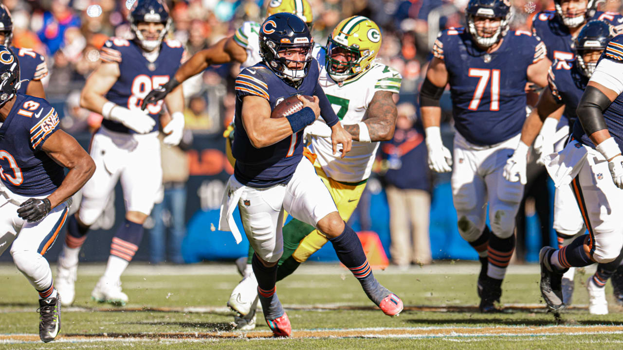 Can't-Miss Play: Justin Fields' speed torches Packers on 55-yard TD run