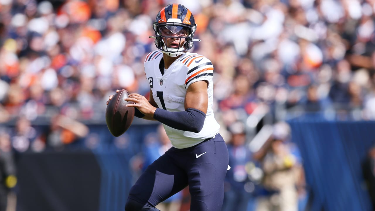 Justin Fields flashes speed on 29-yard scramble