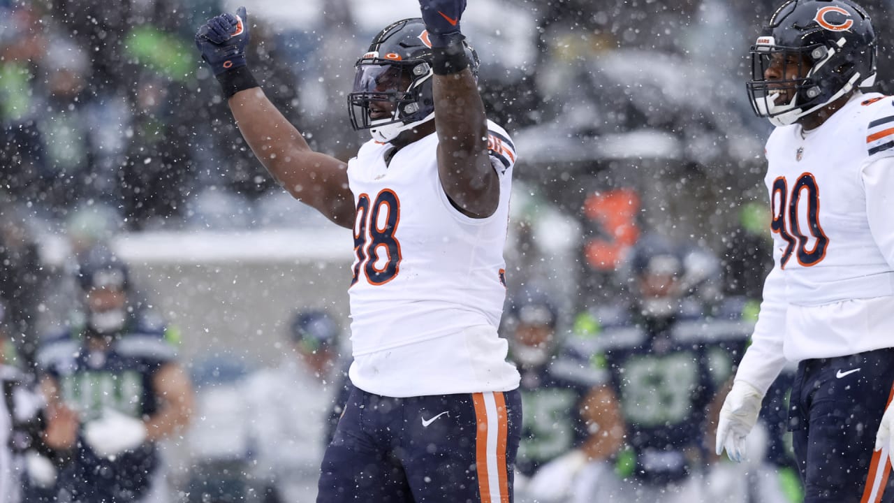 Bilal Nichols drops Russell Wilson into snow for third-down sack
