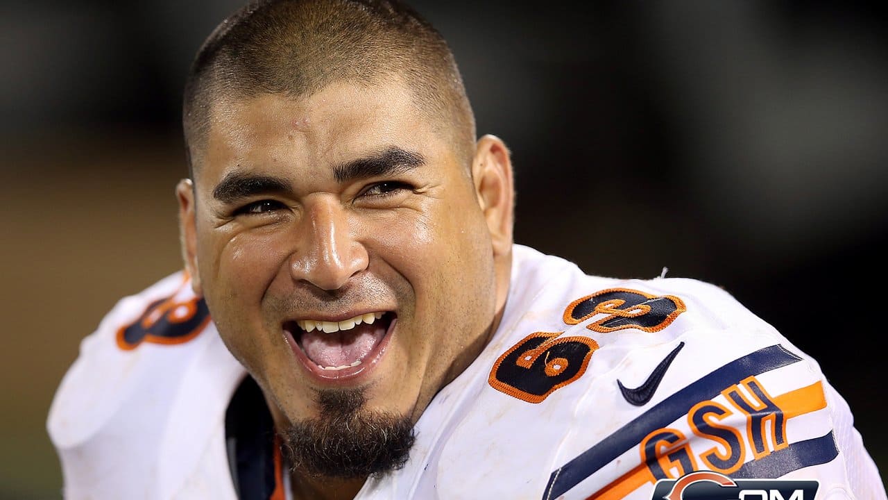 Roberto Garza Re-signs