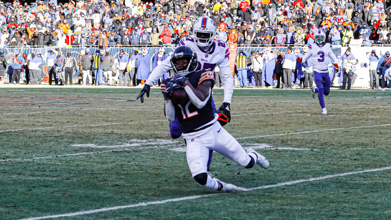 Justin Fields rainbows deep ball to sliding Velus Jones Jr.