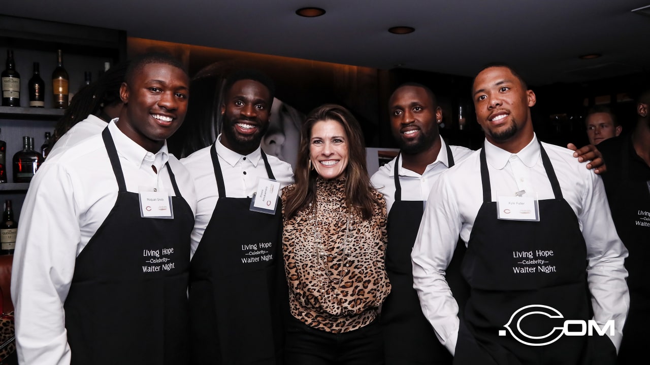 Players team up for Acho's Celebrity Waiters night