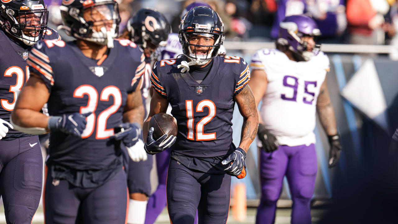 Velus Jones Jr. tiptoes down sideline for 42-yard TD