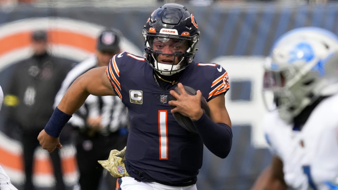 Justin Fields opens game with 28-yard run