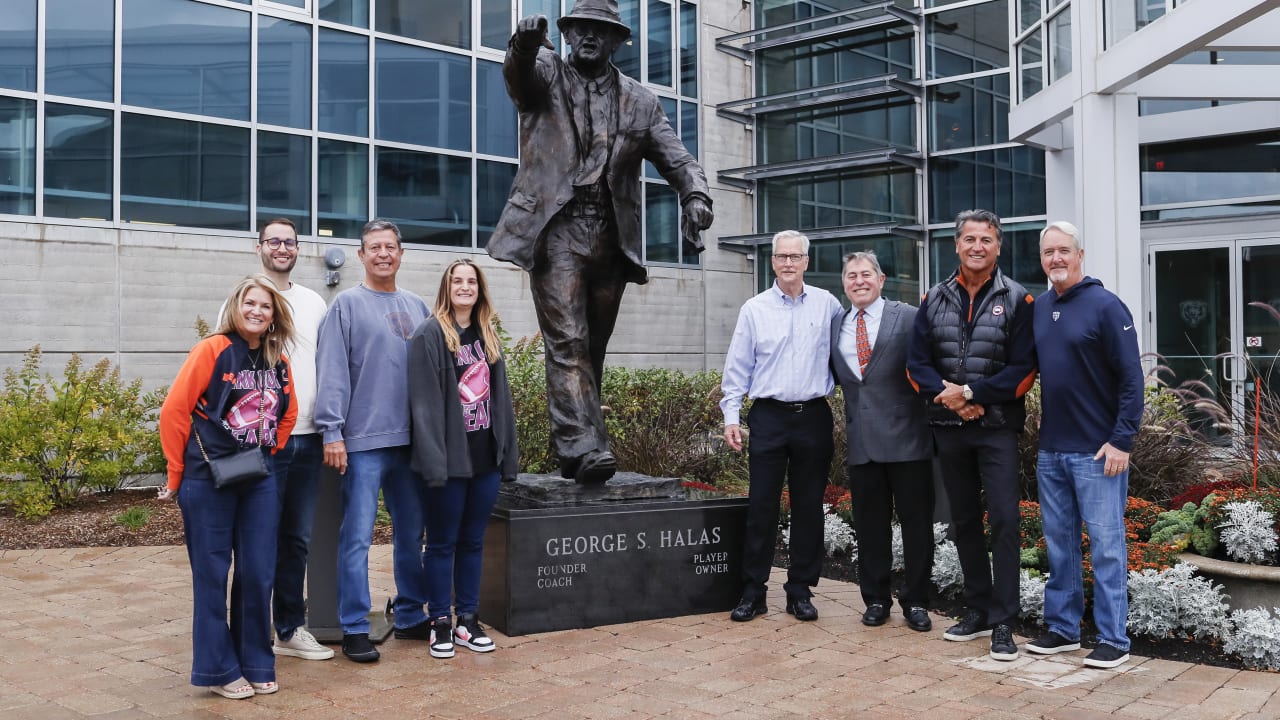 Bears welcome family of alum Peter Perez to Halas Hall