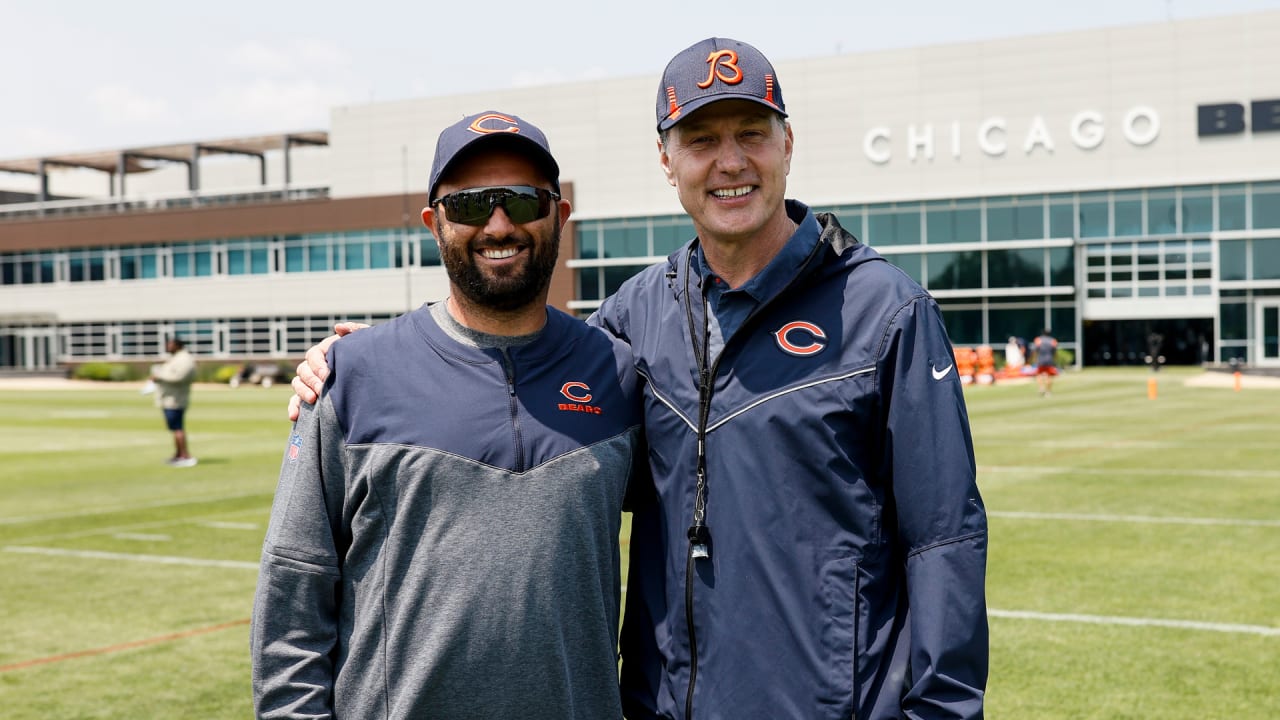 Los Bears reciben a un entrenador de España durante las actividades ...