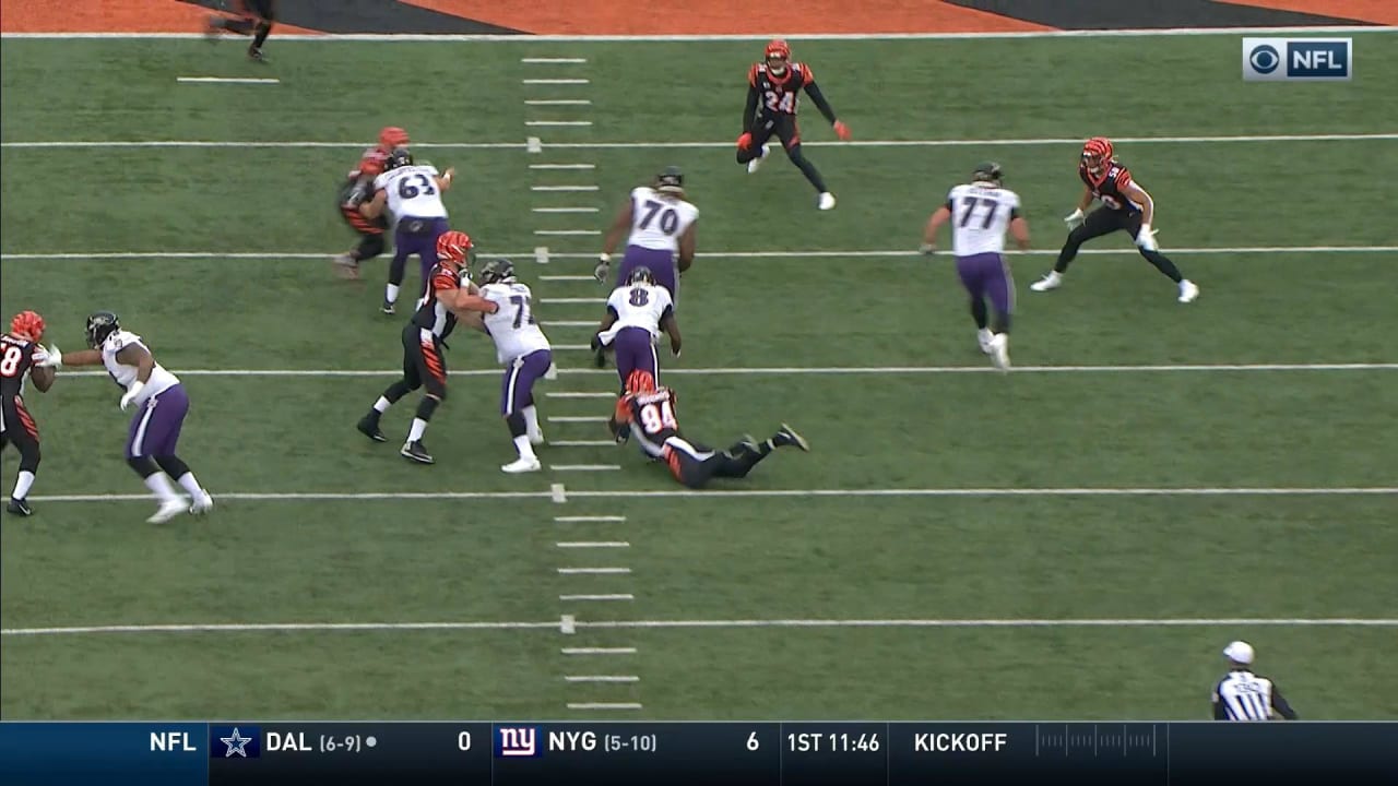 Sam Hubbard wraps up Lamar Jackson for a big third-down stop