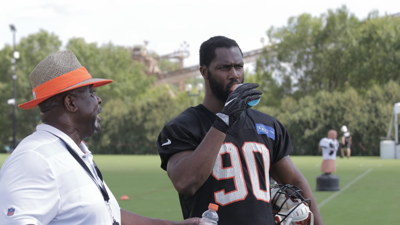 Mike Johnson says he's back with Bengals