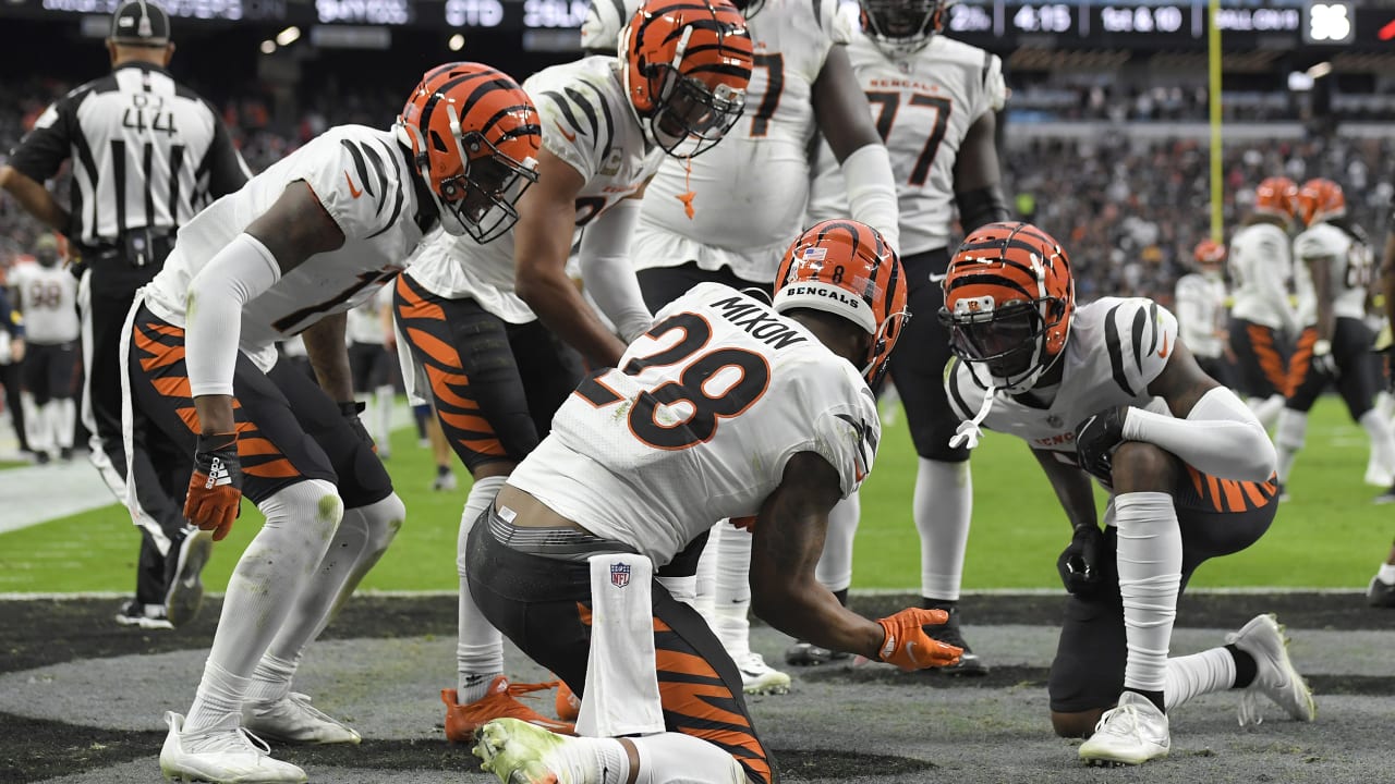 Cincinnati Bengals defeat the Las Vegas Raiders 32-13 behind Joe Mixon ...