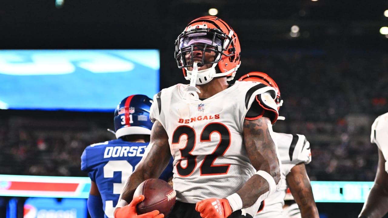 Trayveon Williams faces little resistance en route to TD