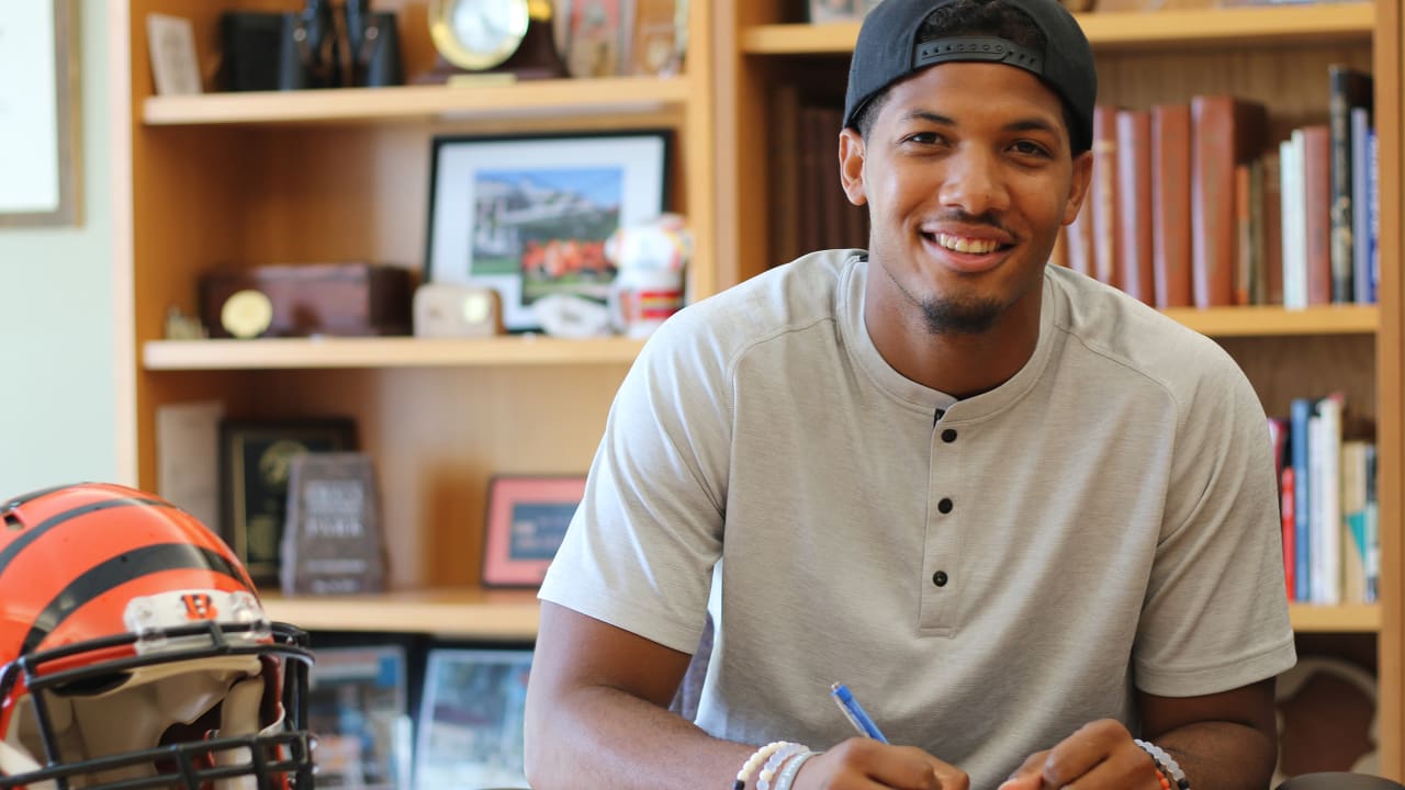 Behind The Scenes: Boyd Signs Extension