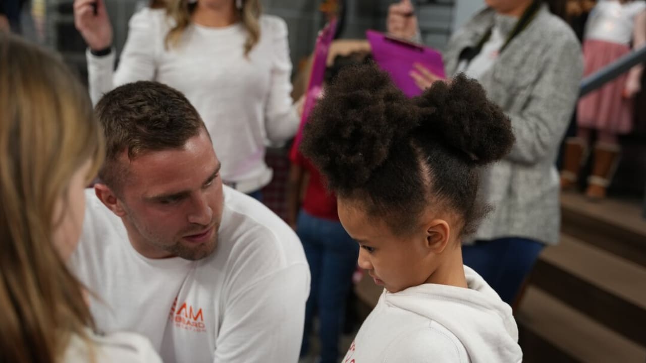 Sam Hubbard Hosts Holiday Shopping Event for Local Kids