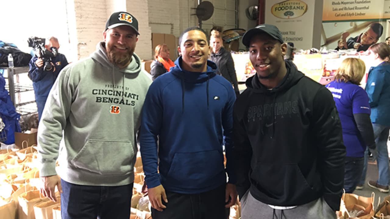 Bengals Players Help Distribute Thanksgiving Meals at Freestore Foodbank