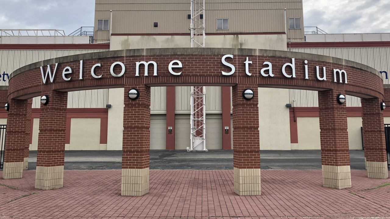 Bengals Tour Welcome Stadium in Advance of First Training Camp Practice
