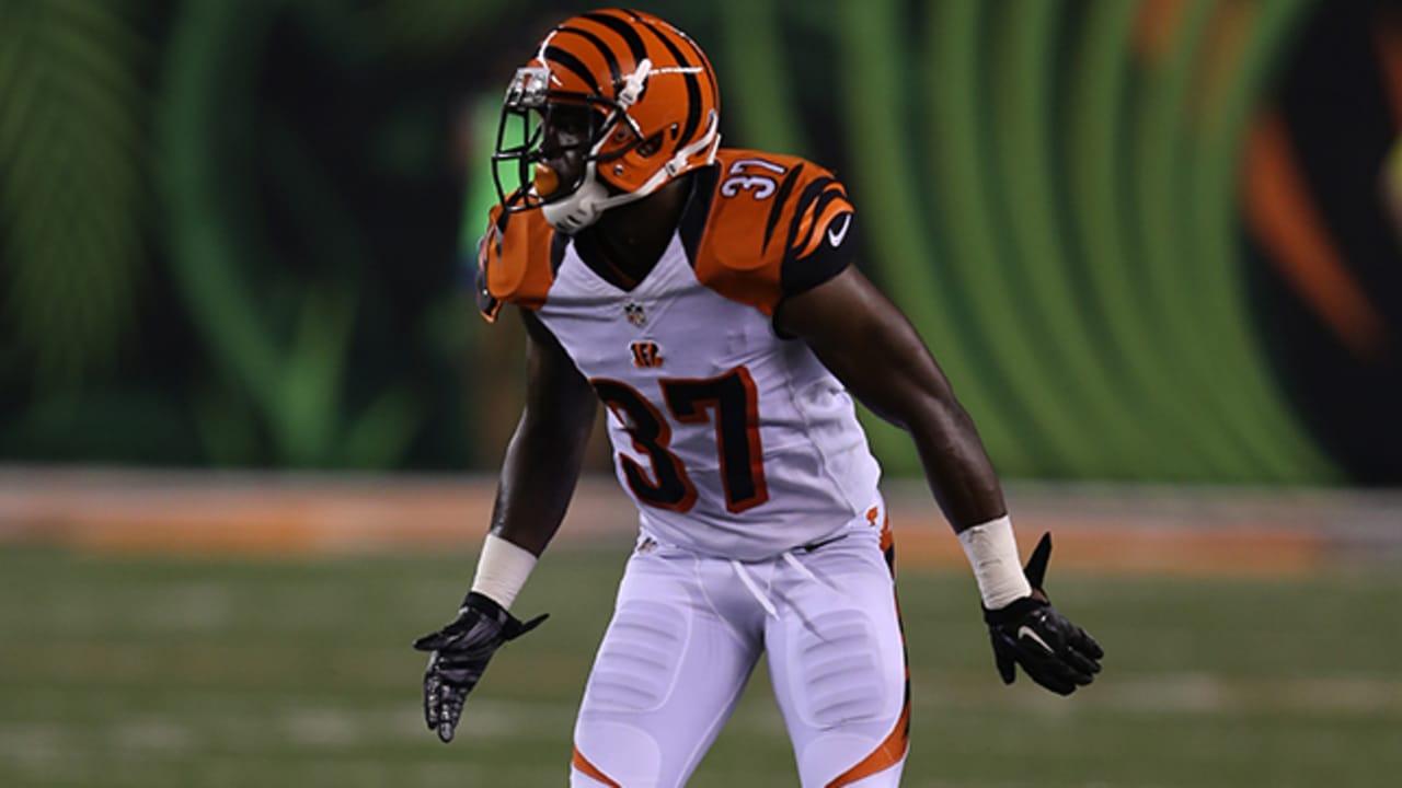 Report: Ravens claim Lewis-Harris