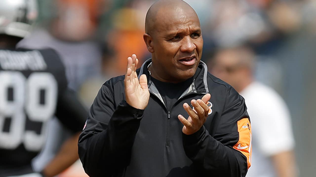 Notes: Hue checkmates Rex; Whit, NFL Network react; Rey, Mike look good ...