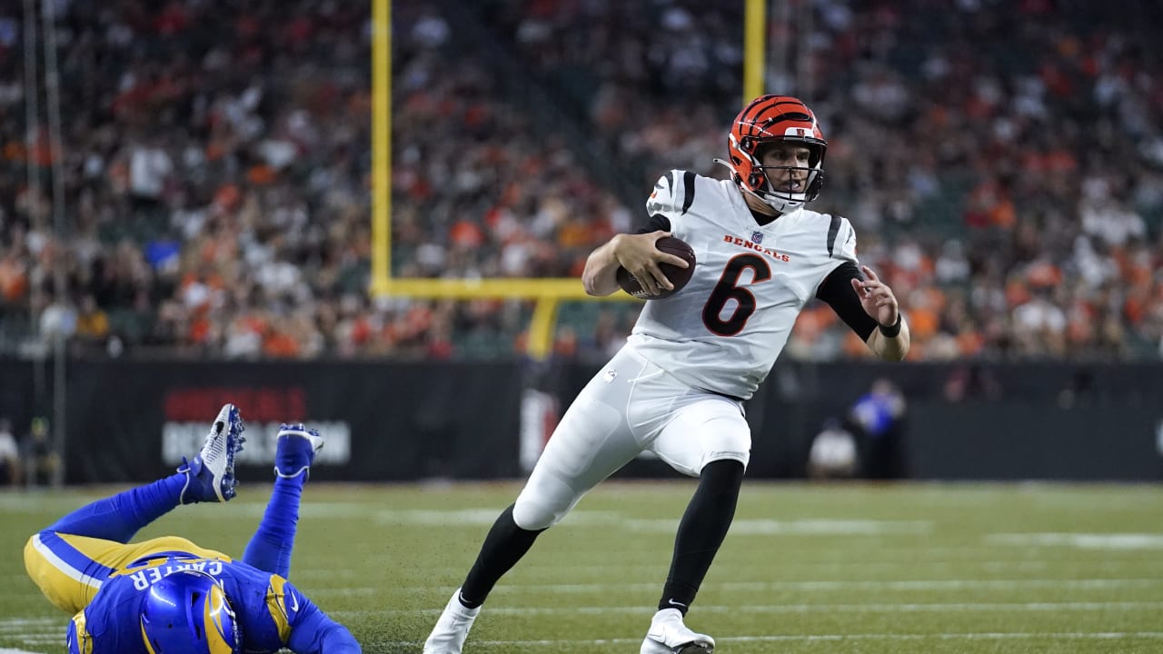 Jake Browning's scrambling loft beats outstretched LB's arms for 20 ...