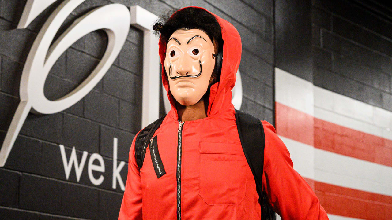 Photos: Players Arrive for a Scary Good Game