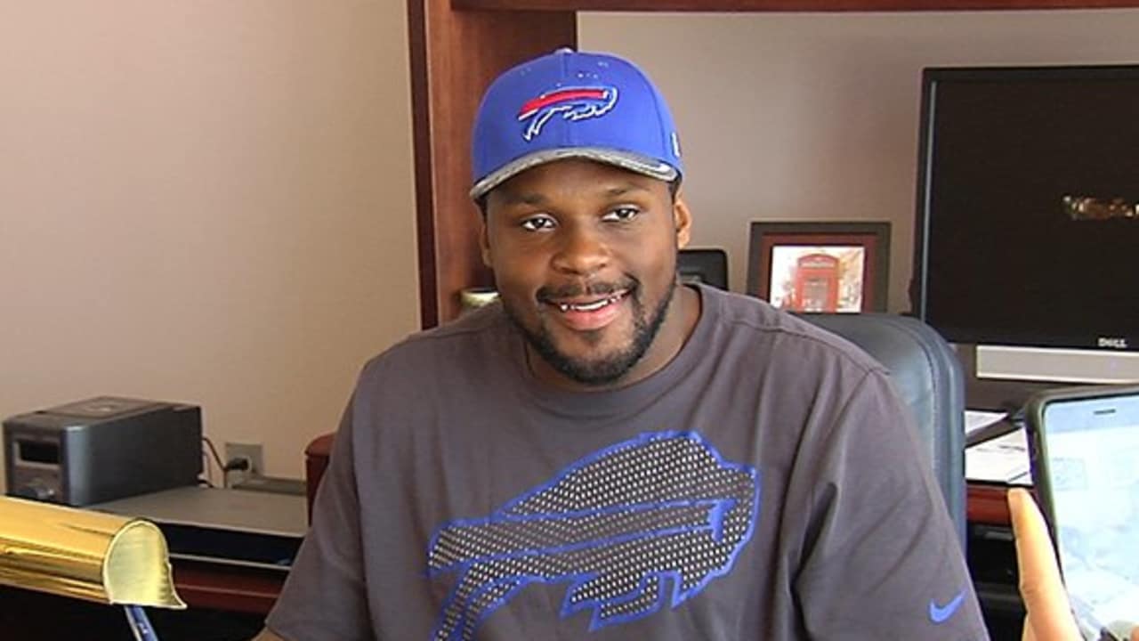 Watch: Ragland Puts Pen To Paper