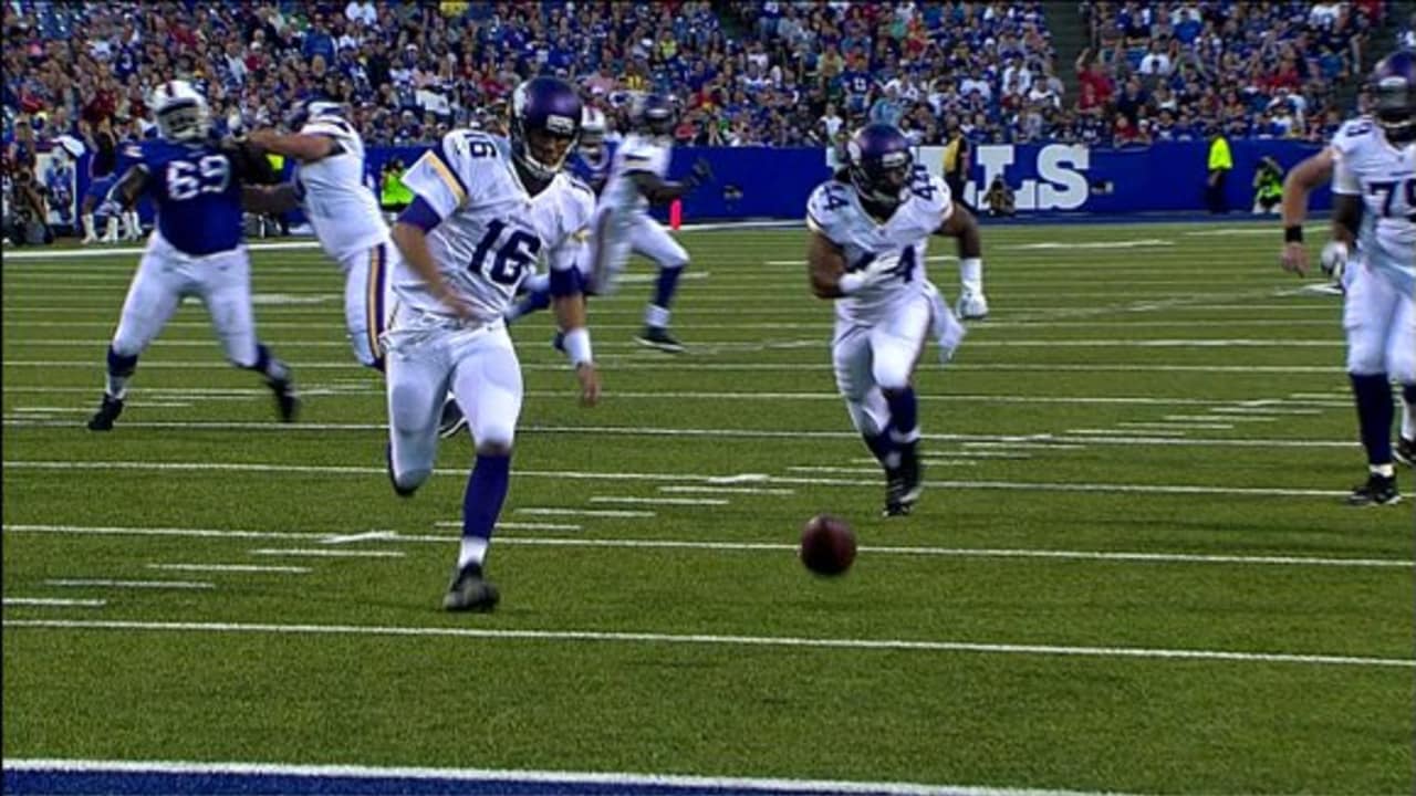 Buffalo Bills linebacker Jamie Blatnick recovers bad snap for TD