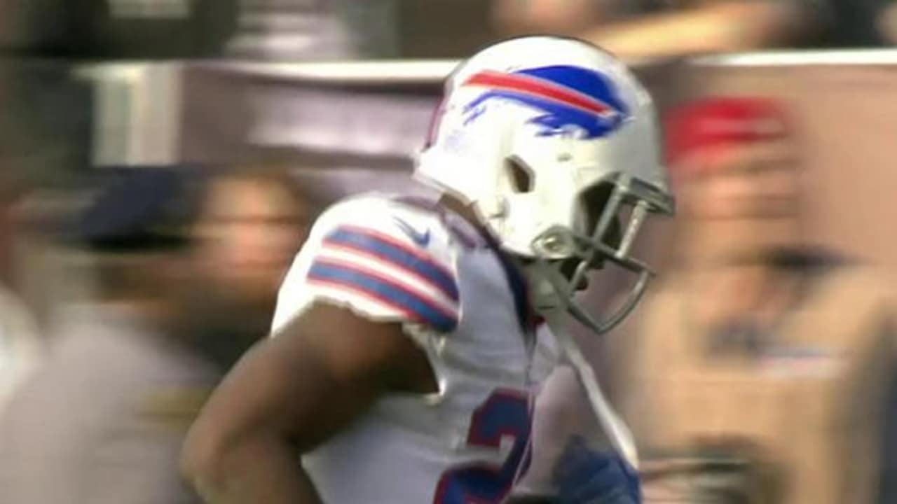 McCoy shakes defenders for 9-yard run