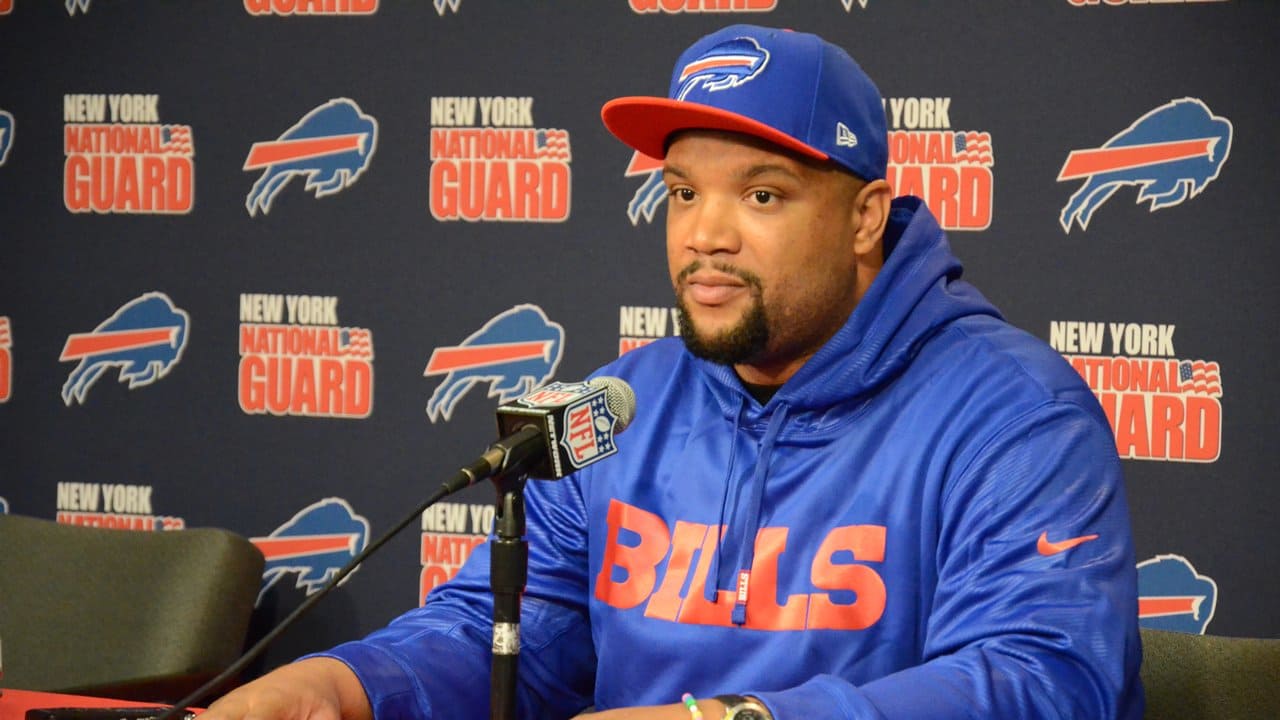 DT Alan Branch signs