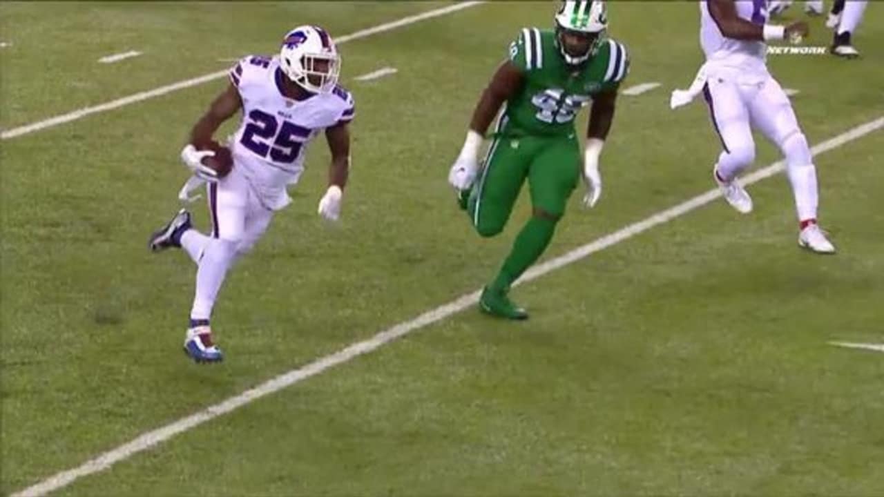 LeSean McCoy runs in a circle behind line, picks up 13 yards