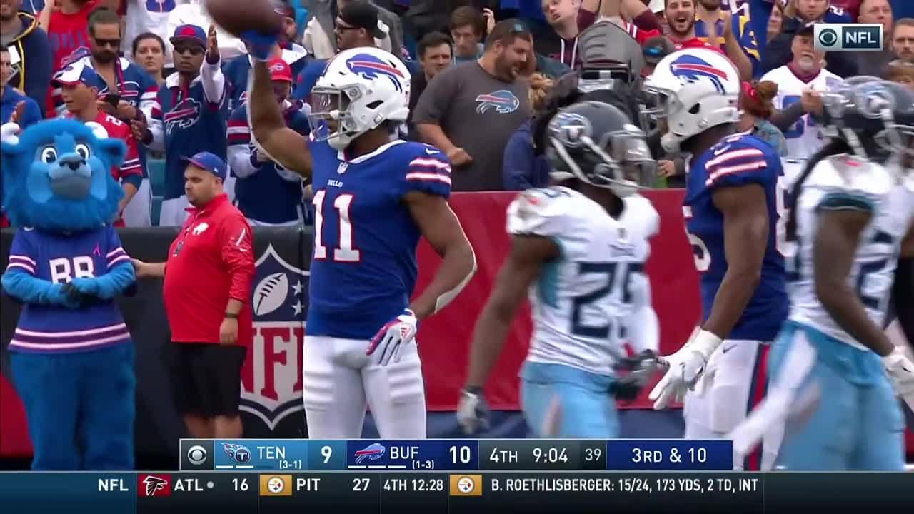 Josh Allen fires to Zay Jones for first down