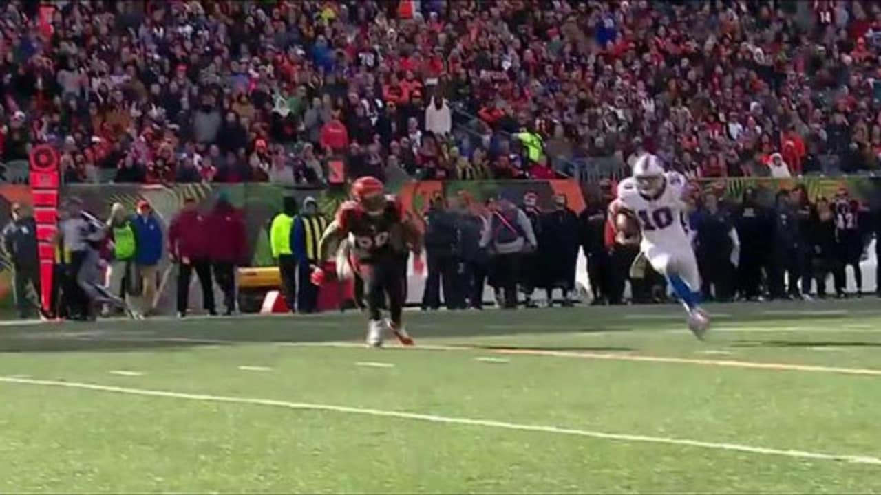 Tyrod Taylor hits Robert Woods for 24-yard pick up