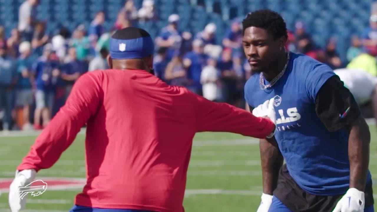 Stefon Diggs makes it look easy during warmups with one-handed catch