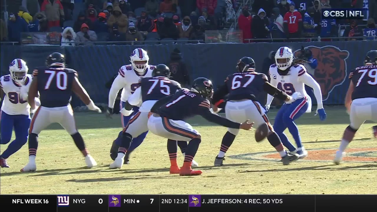 Ed Oliver capitalizes on bad Bears snap to Fields for third-down sack ...