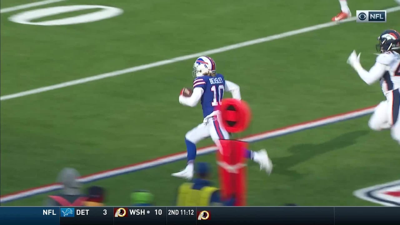 Highlight: Cole Beasley bursts into red zone on 30-yard catch and run