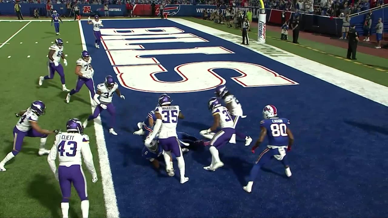 Tyree Jackson scores on a six-yard touchdown run